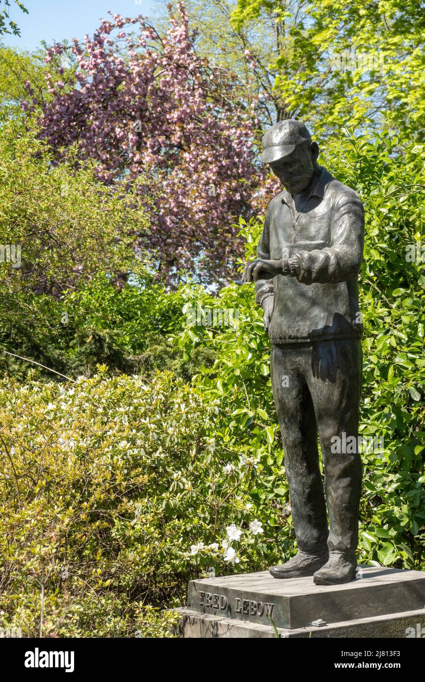 A statue of Fred Lebow, the founder of the New York Marathon, is ...