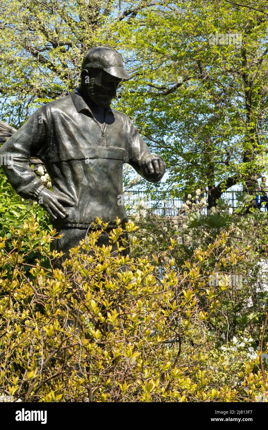 A statue of Fred Lebow, the founder of the New York Marathon, is ...