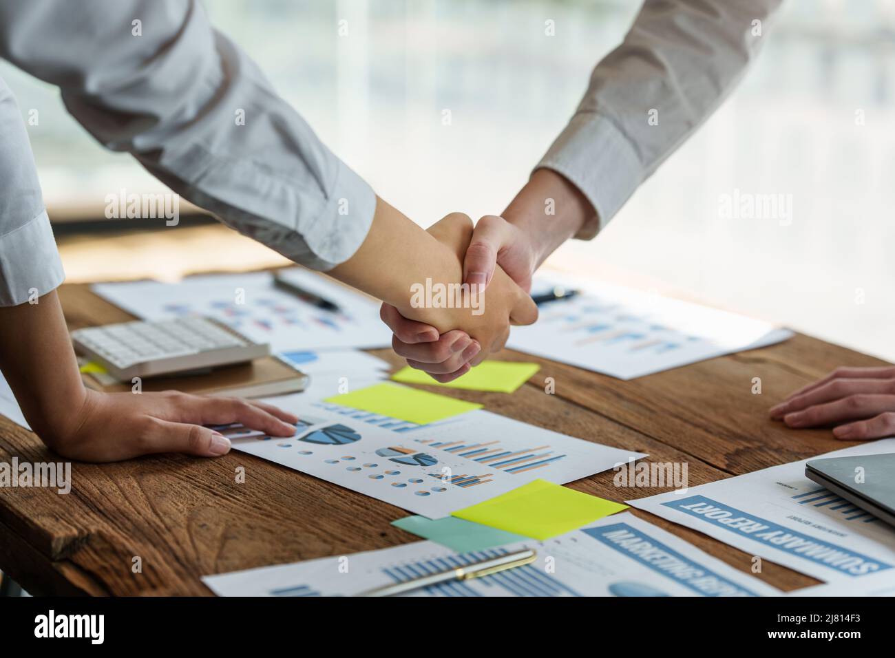 Handshake deal hi-res stock photography and images - Alamy