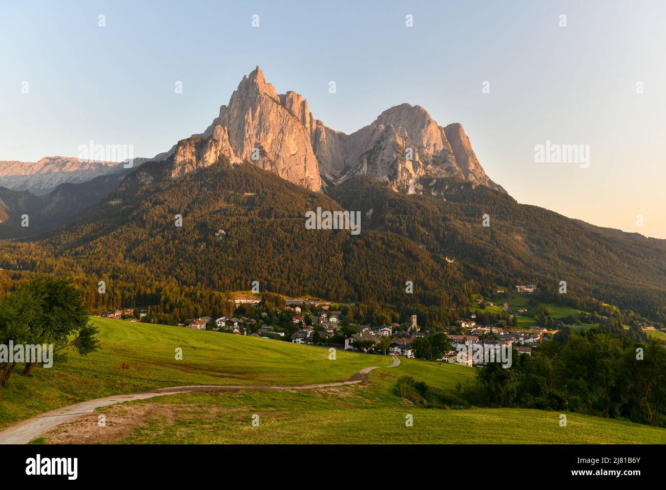 Alpe di Siusi - Seiser Alm with Sciliar - Schlern mountain group in ...