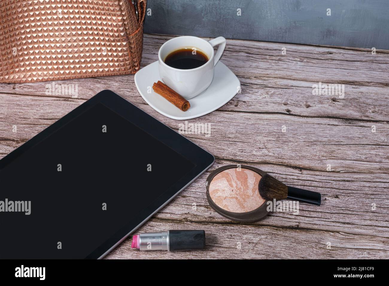 Powder compact table hi-res stock photography and images - Alamy