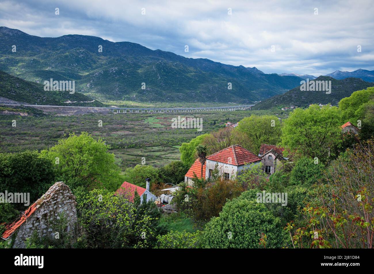 Viaduct across valley hi-res stock photography and images - Alamy