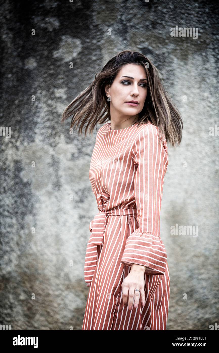 Scared woman looking over shoulder Stock Photo - Alamy