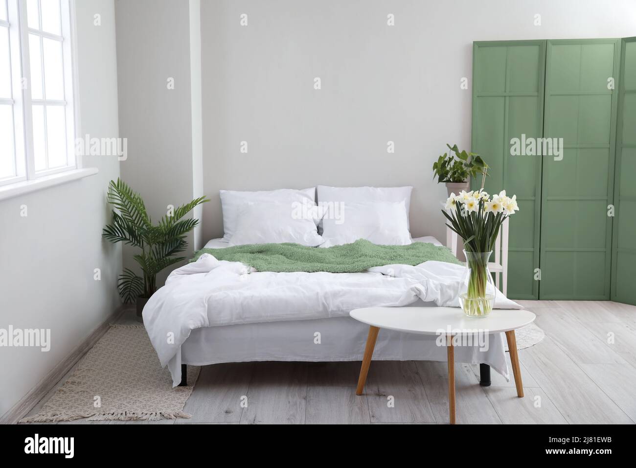 Interior of modern bedroom with green folding screen Stock Photo - Alamy