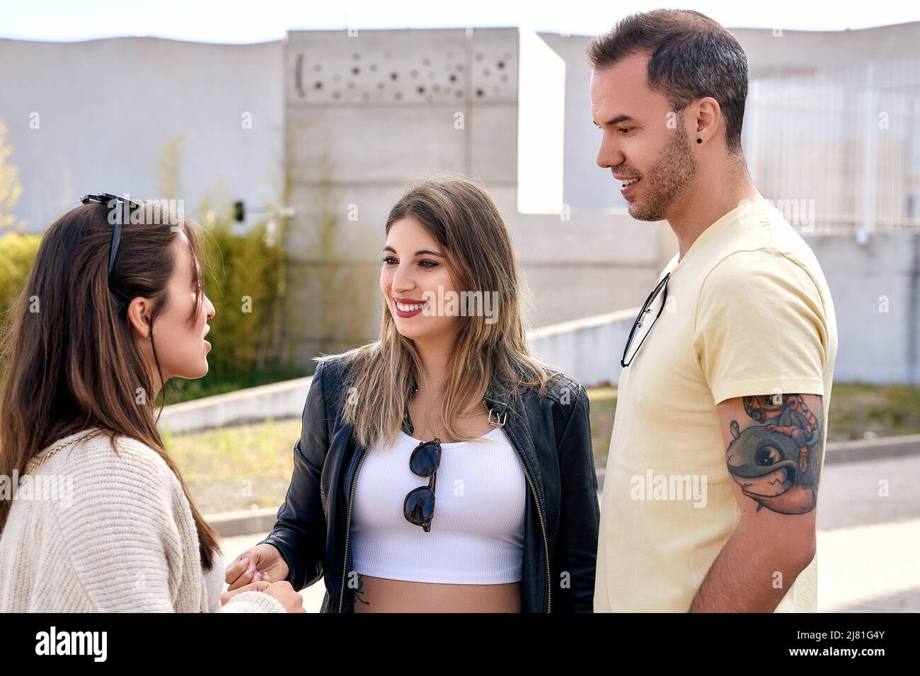 Teenagers talking street hi-res stock photography and images - Alamy