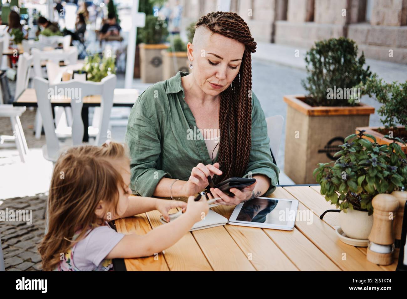 Multitasking mom hi-res stock photography and images - Alamy