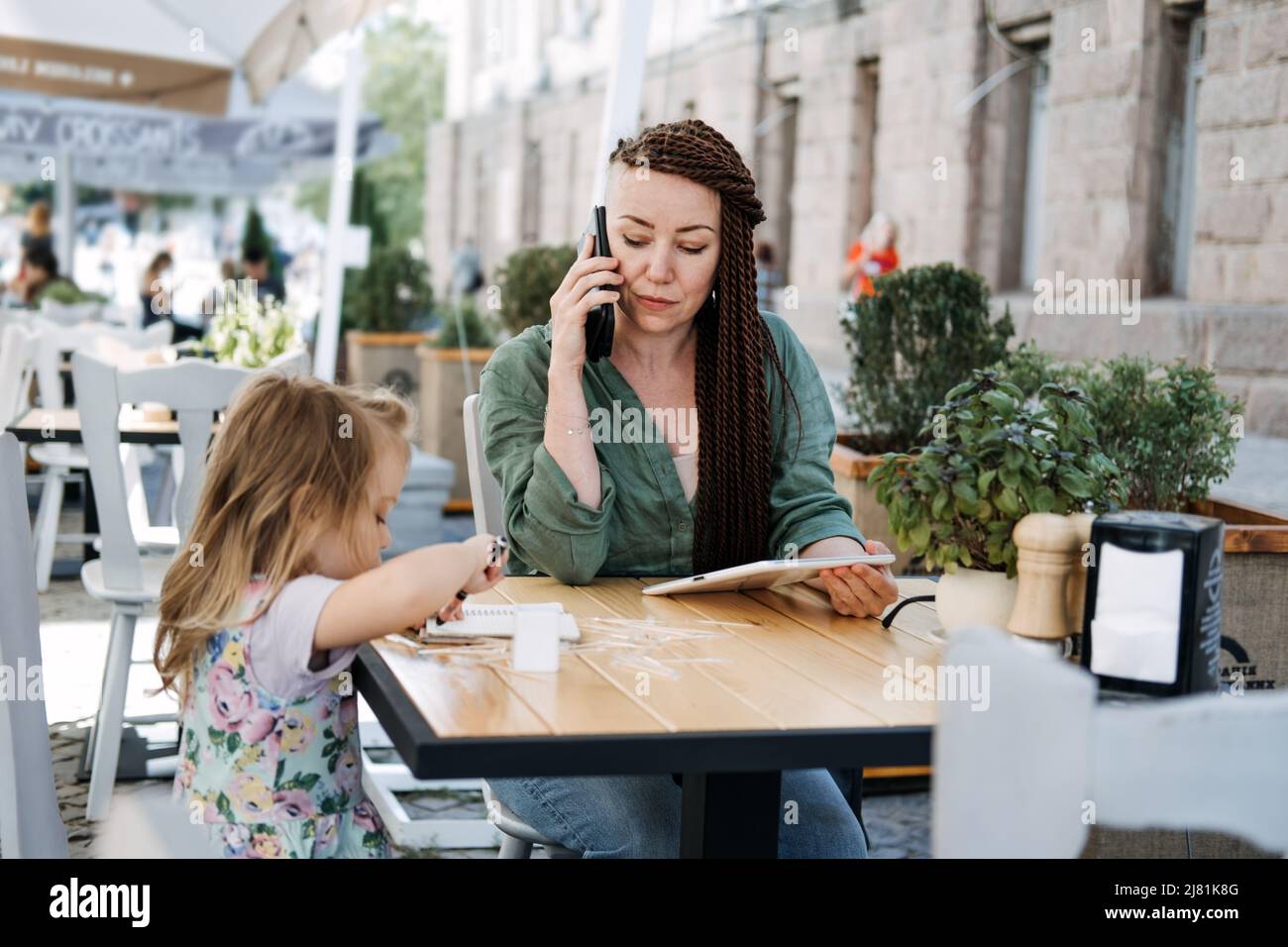 Multitasking parents hi-res stock photography and images - Alamy