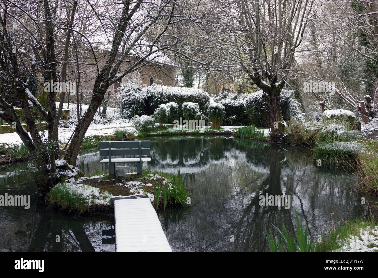 No water in pond hi-res stock photography and images - Alamy