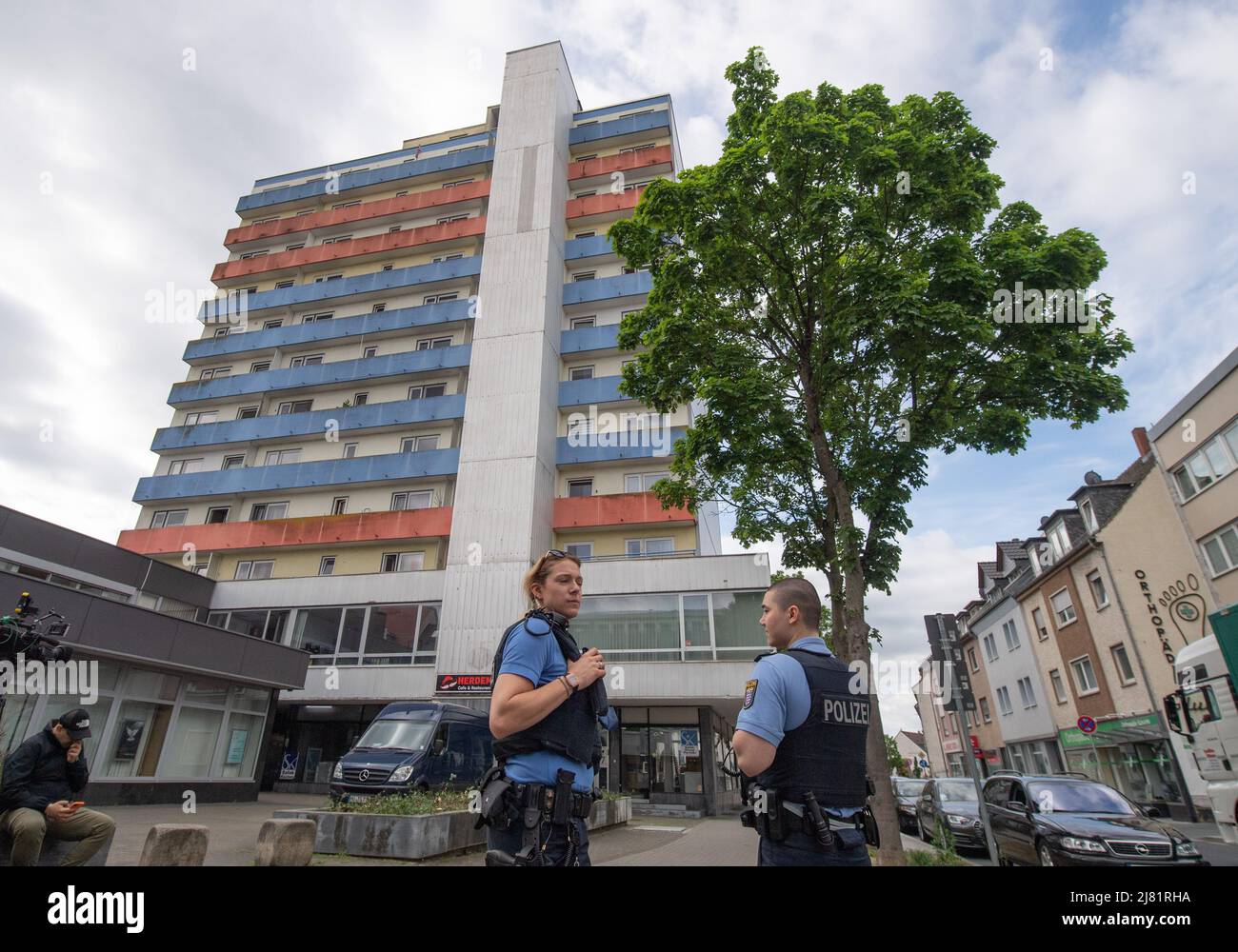 Hanau, Germany. 12th May, 2022. Police officers are standing in front ...