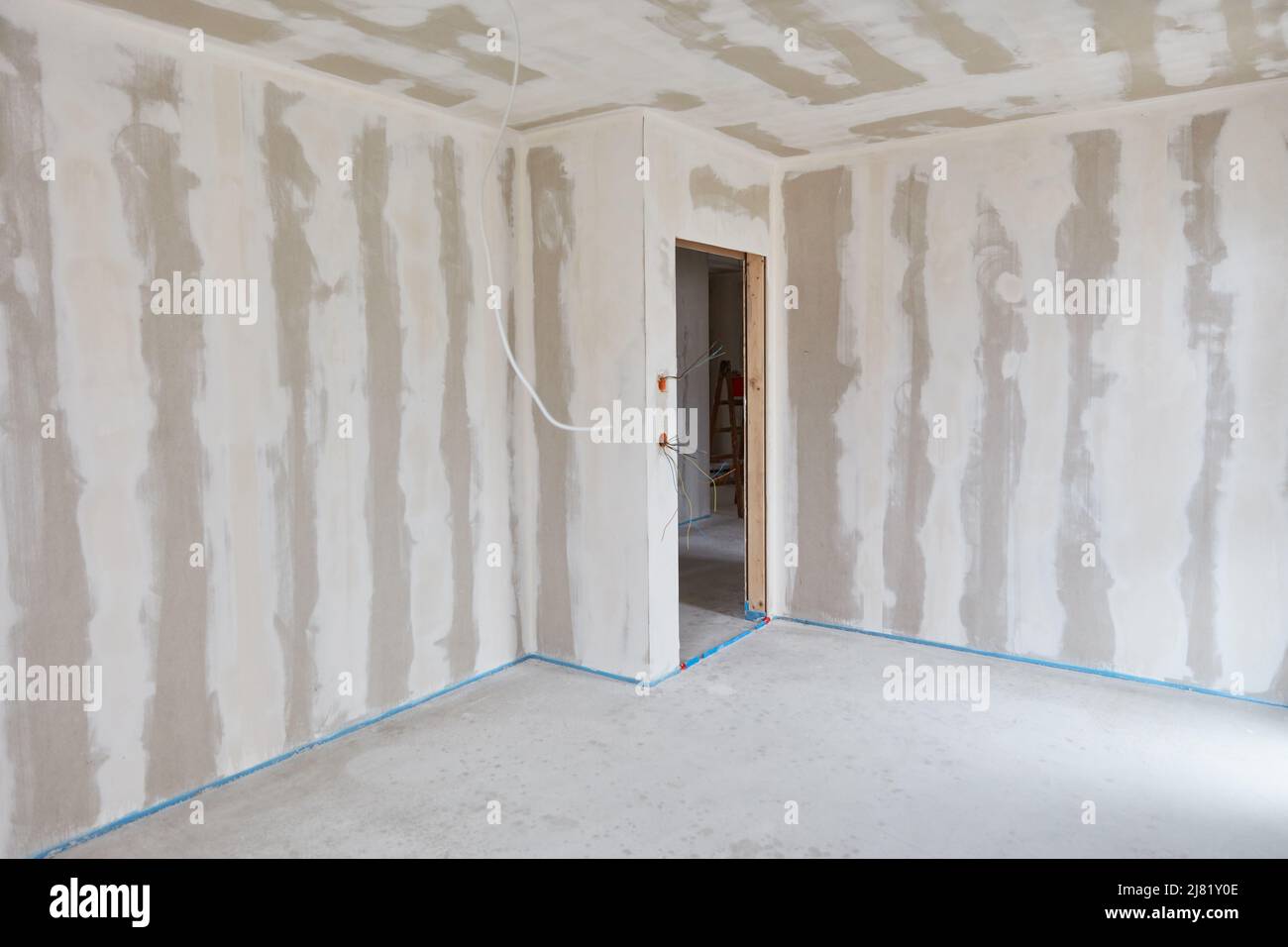 Plastering wall in ceiling in an empty room in a new house Stock Photo ...