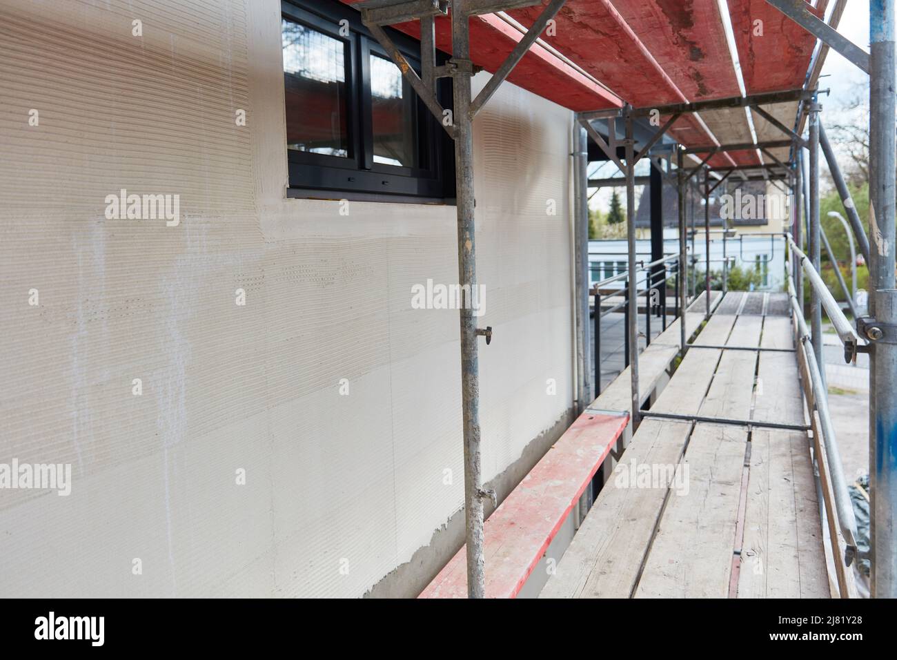 Make scaffolding on the house on the construction site for spatula work ...