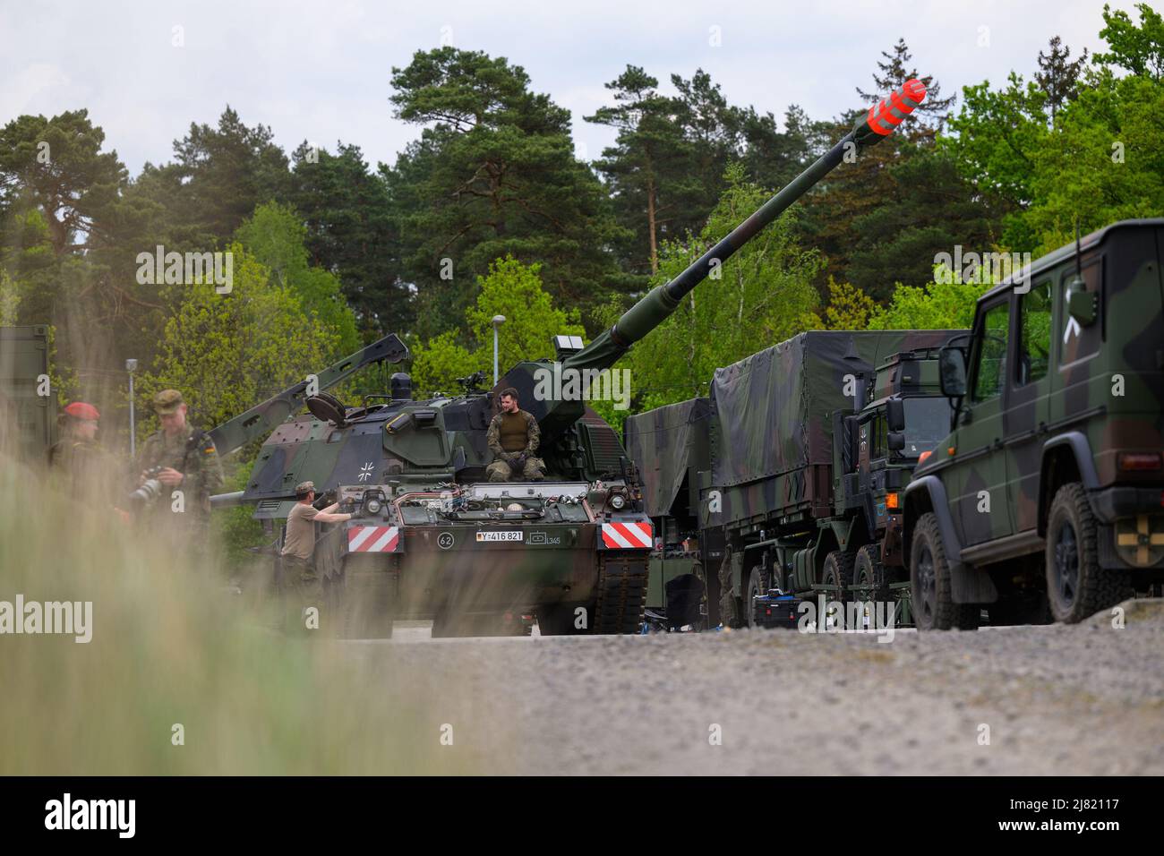 Bergen, Germany. 10th May, 2022. Soldiers of the German Army repair a ...