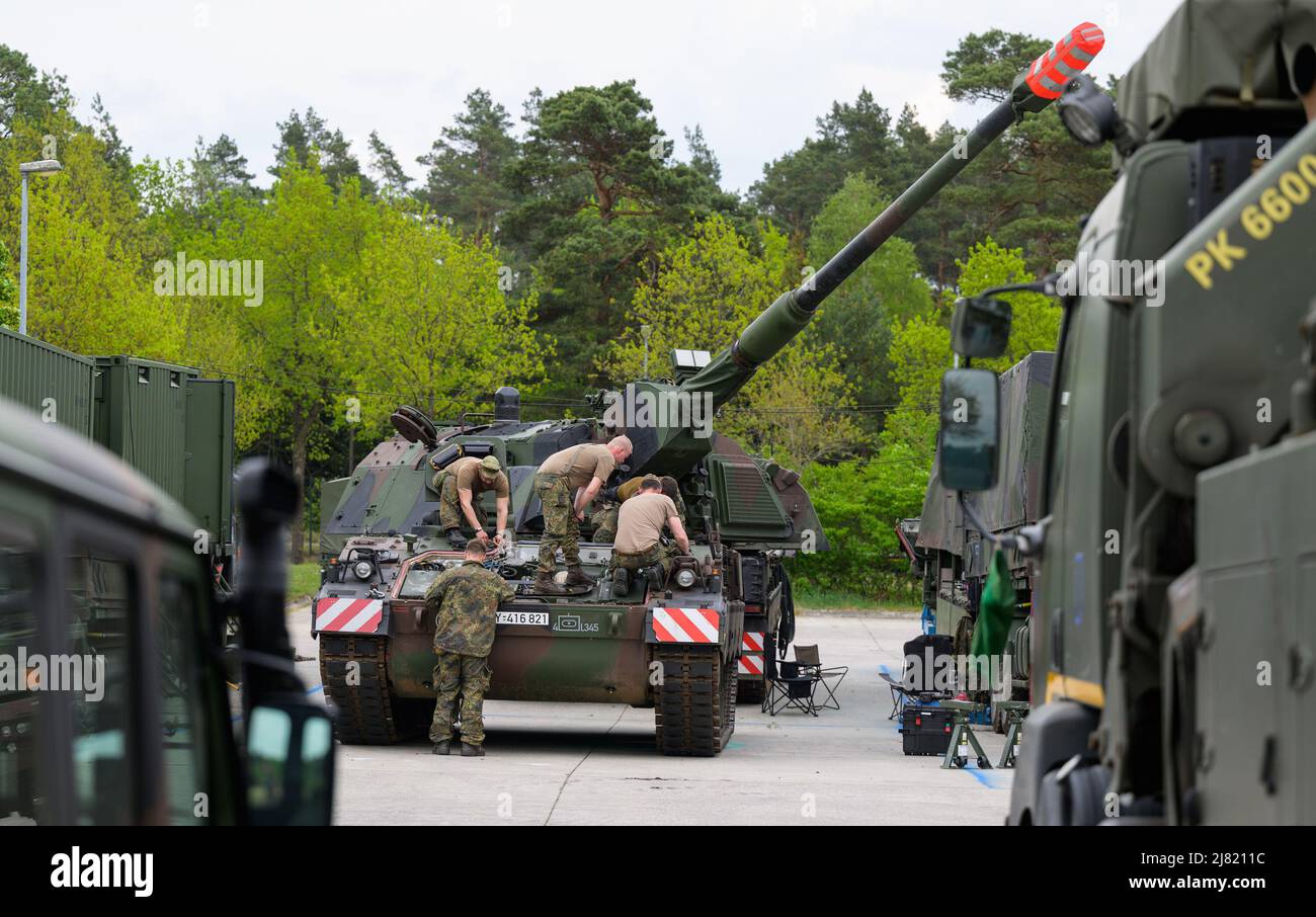 Bergen, Germany. 10th May, 2022. Soldiers of the German Army repair a self-propelled howitzer ...