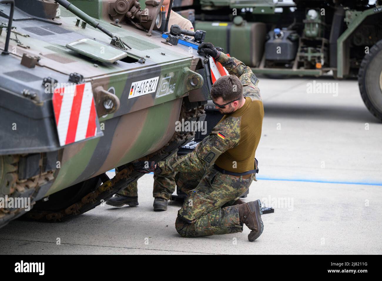 Bergen, Germany. 10th May, 2022. Soldiers of the German Army repair a ...