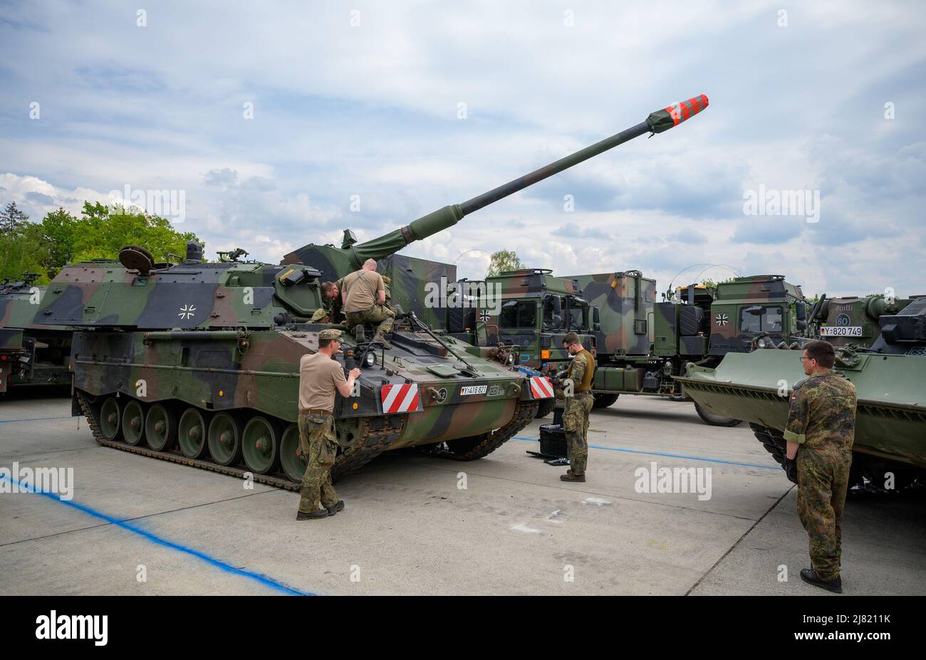 Bergen, Germany. 10th May, 2022. Soldiers of the German Army repair a self-propelled howitzer ...