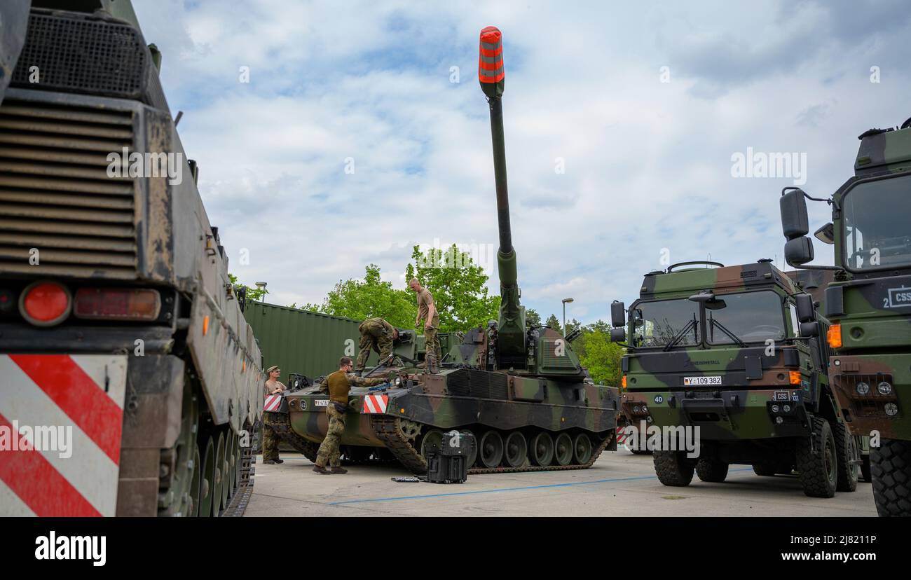 Bergen, Germany. 10th May, 2022. Soldiers of the German Army repair a ...