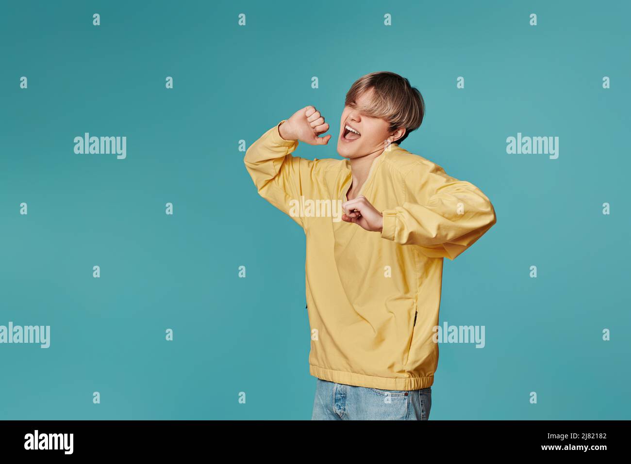 young man in casual yellow clothes dancing Stock Photo - Alamy