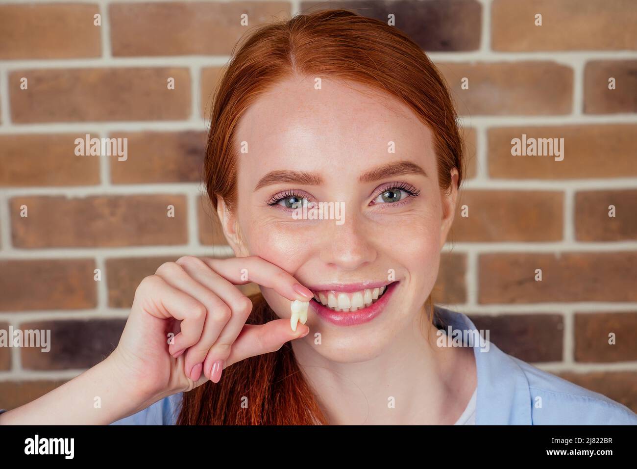 Dentist woman extraction hi-res stock photography and images - Alamy