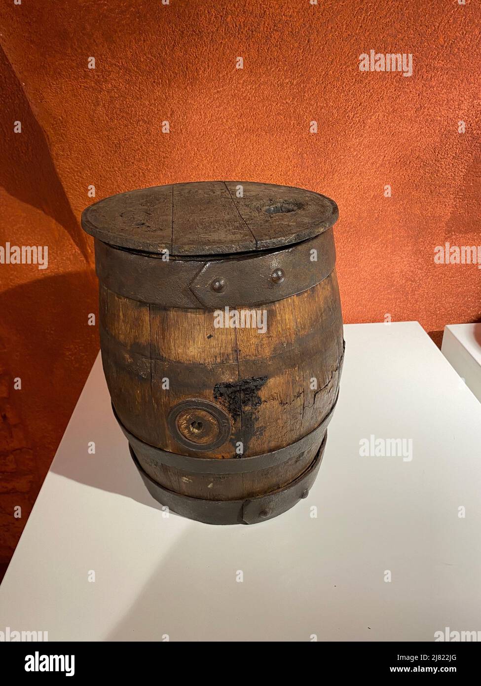 Wooden barrel beer pattern hi-res stock photography and images - Alamy