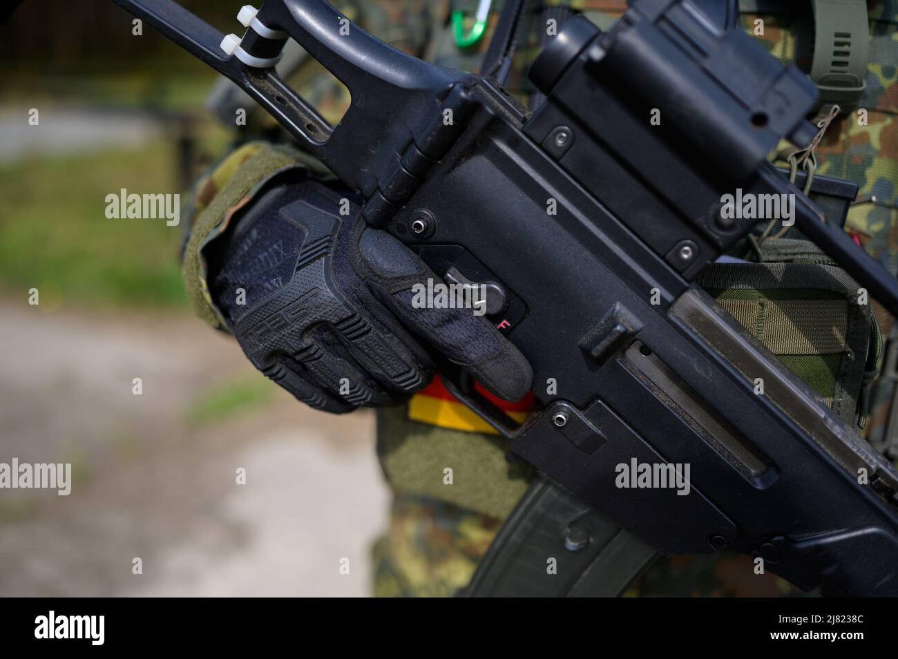 Munster, Germany. 10th May, 2022. A soldier of the German Army holds a ...