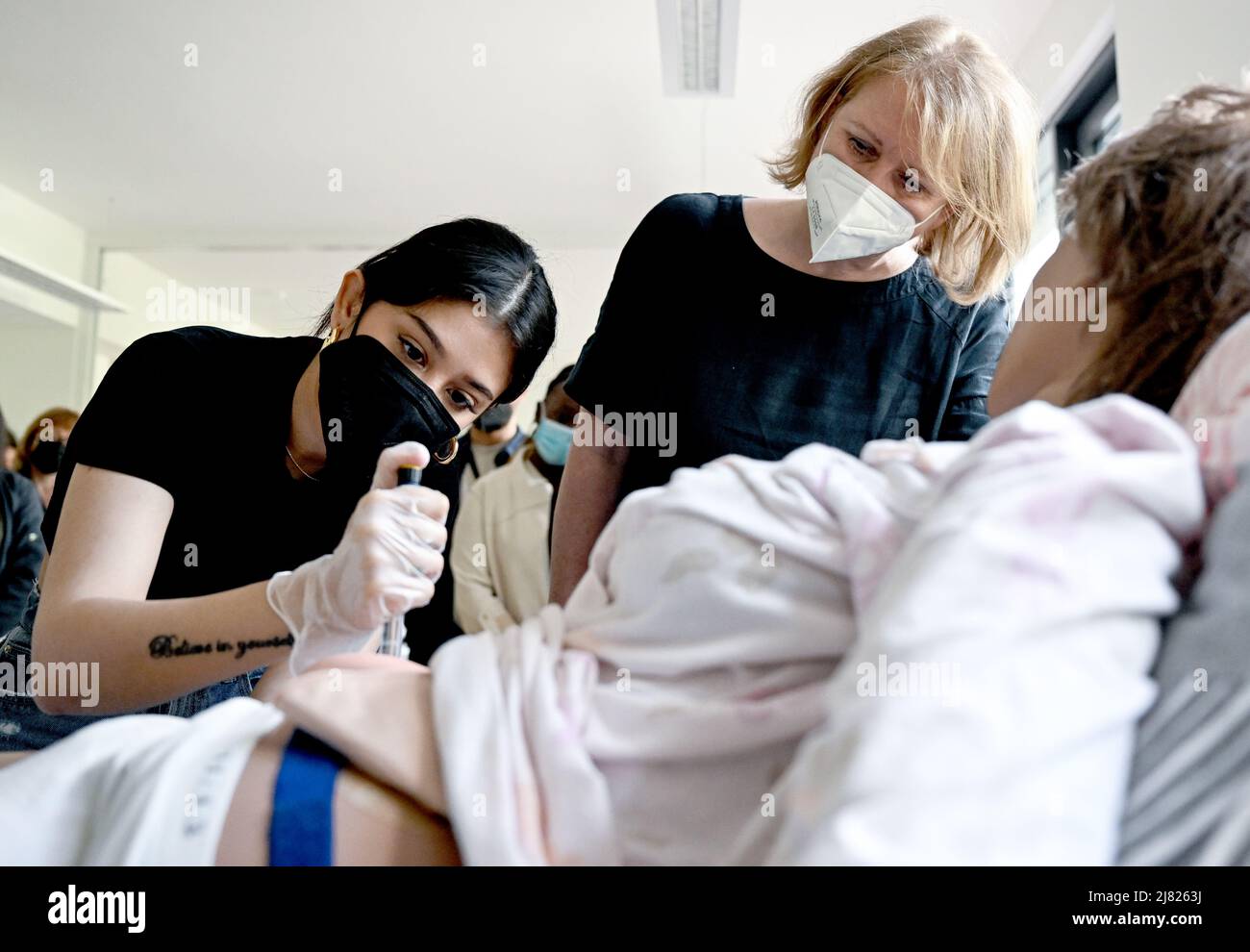 Berlin, Germany. 12th May, 2022. Trainee Yasmin Arbabi (l) demonstrates ...