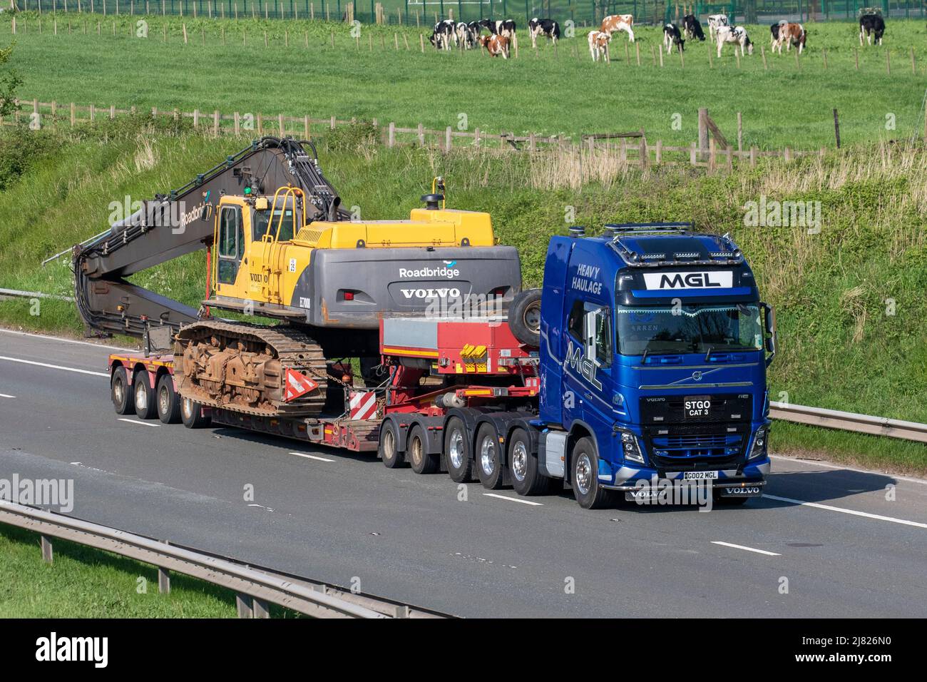 MGL Heavy Haulage STGO CAT 3 Wide Load, transport Volvo Roiadbridge ...