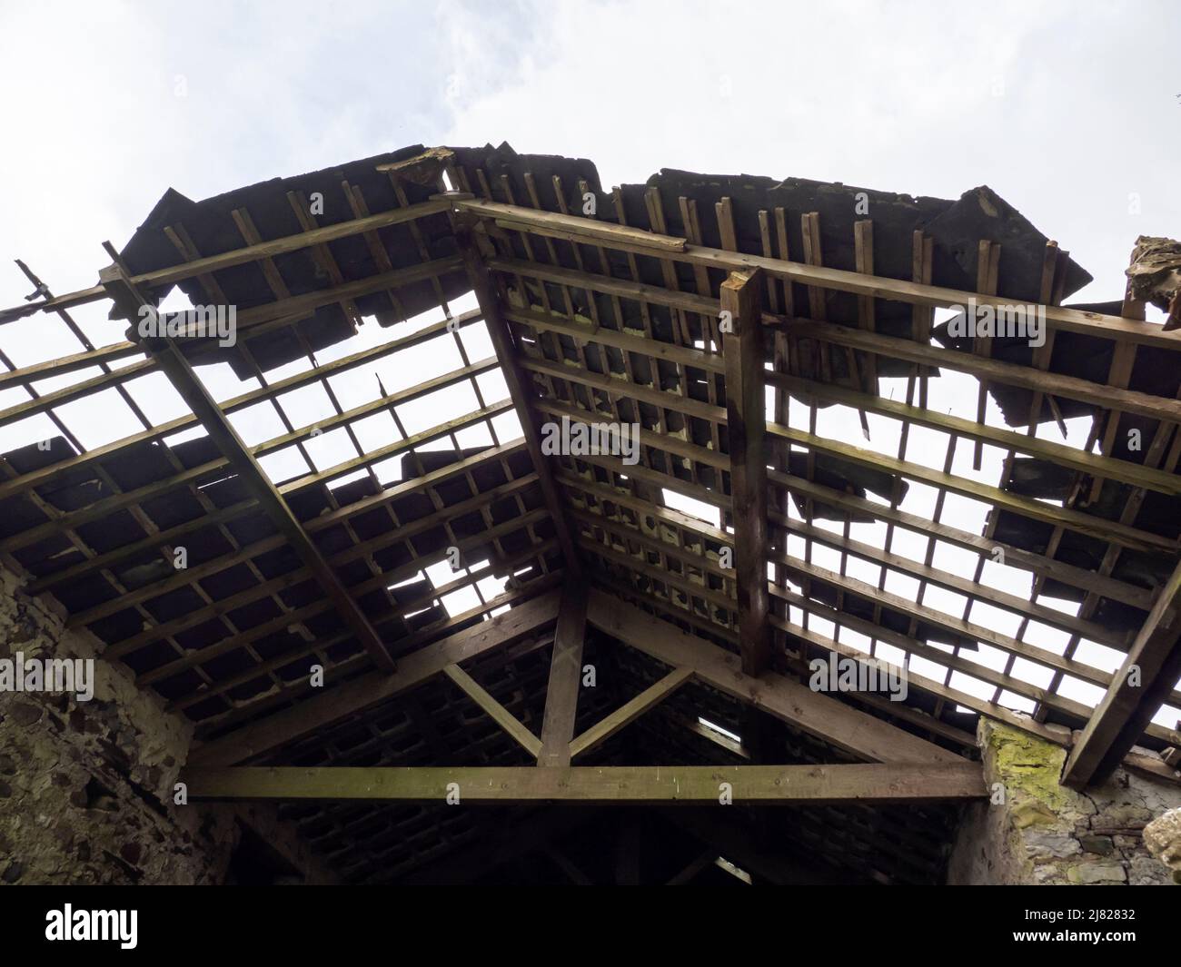 Collapsing roof hi-res stock photography and images - Alamy