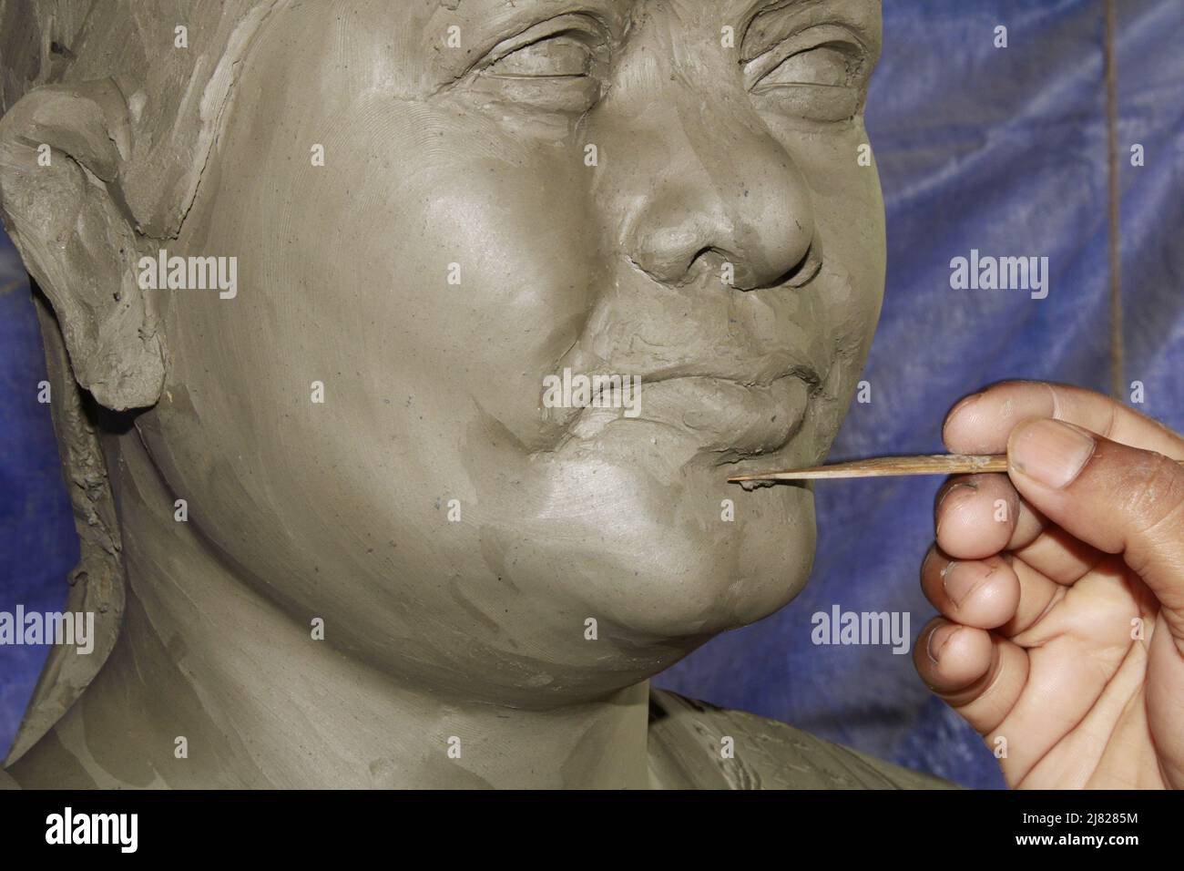 Man's hands making statue of clay Stock Photo - Alamy