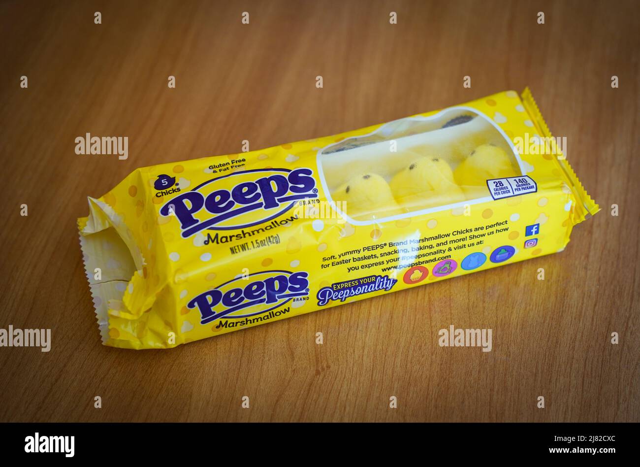 Peeps marshmallows in its box Stock Photo - Alamy