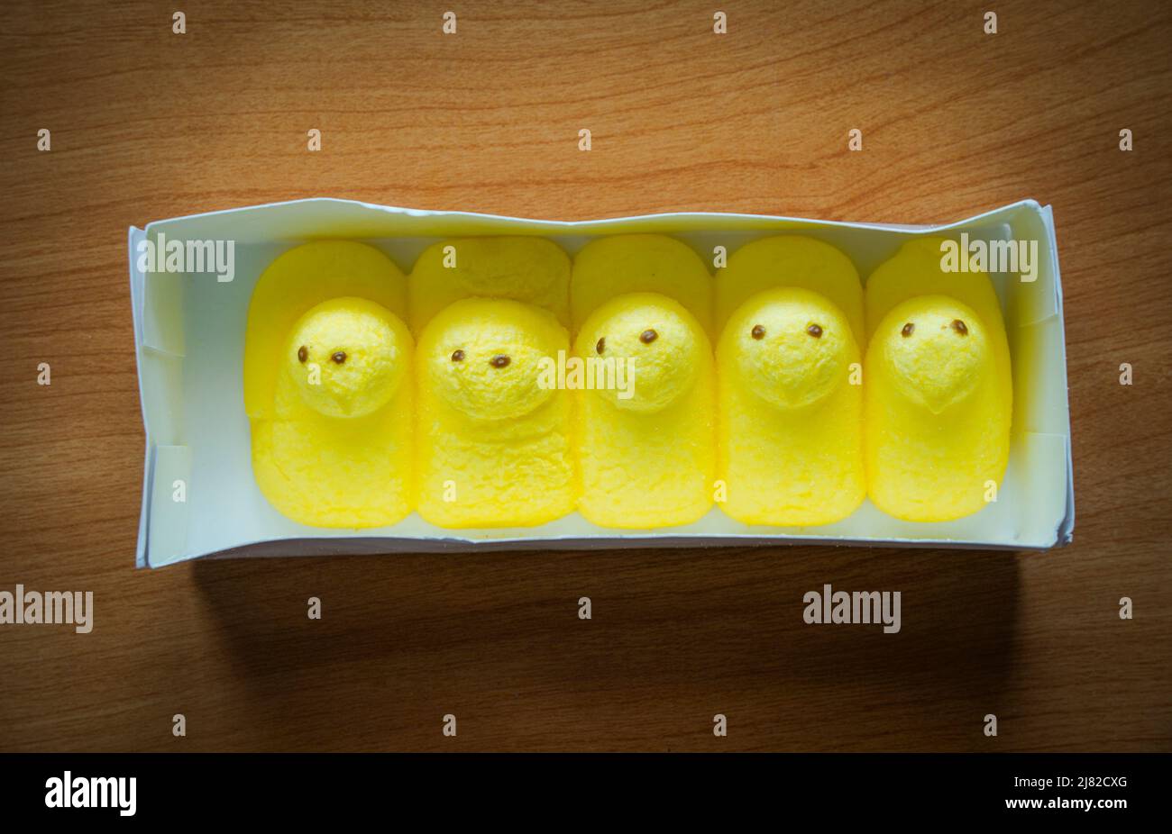 Peeps marshmallows in its box Stock Photo - Alamy