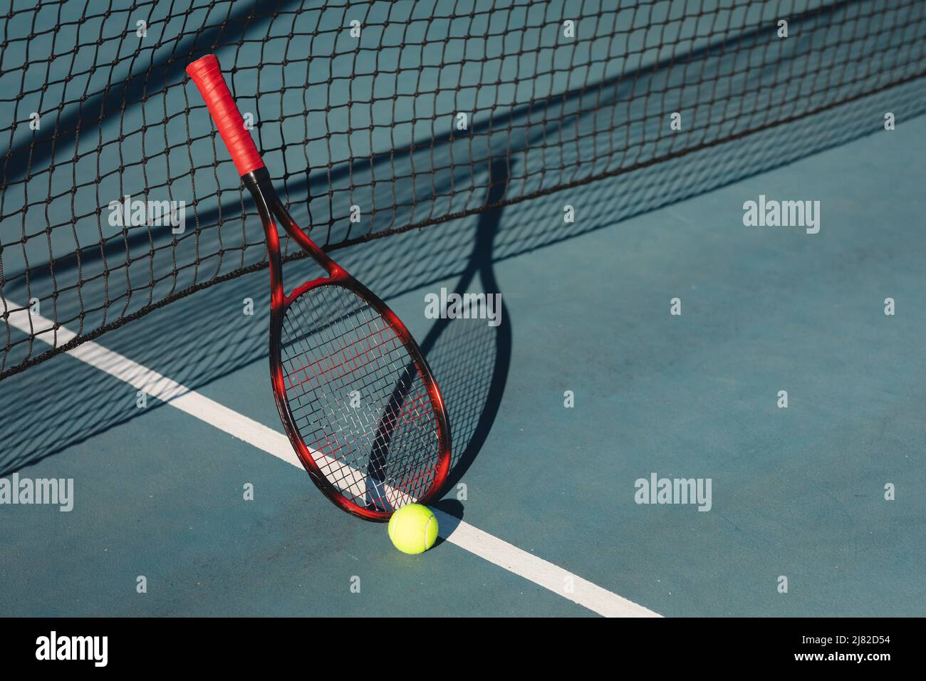 Tennis racket and ball and net hi-res stock photography and images - Alamy