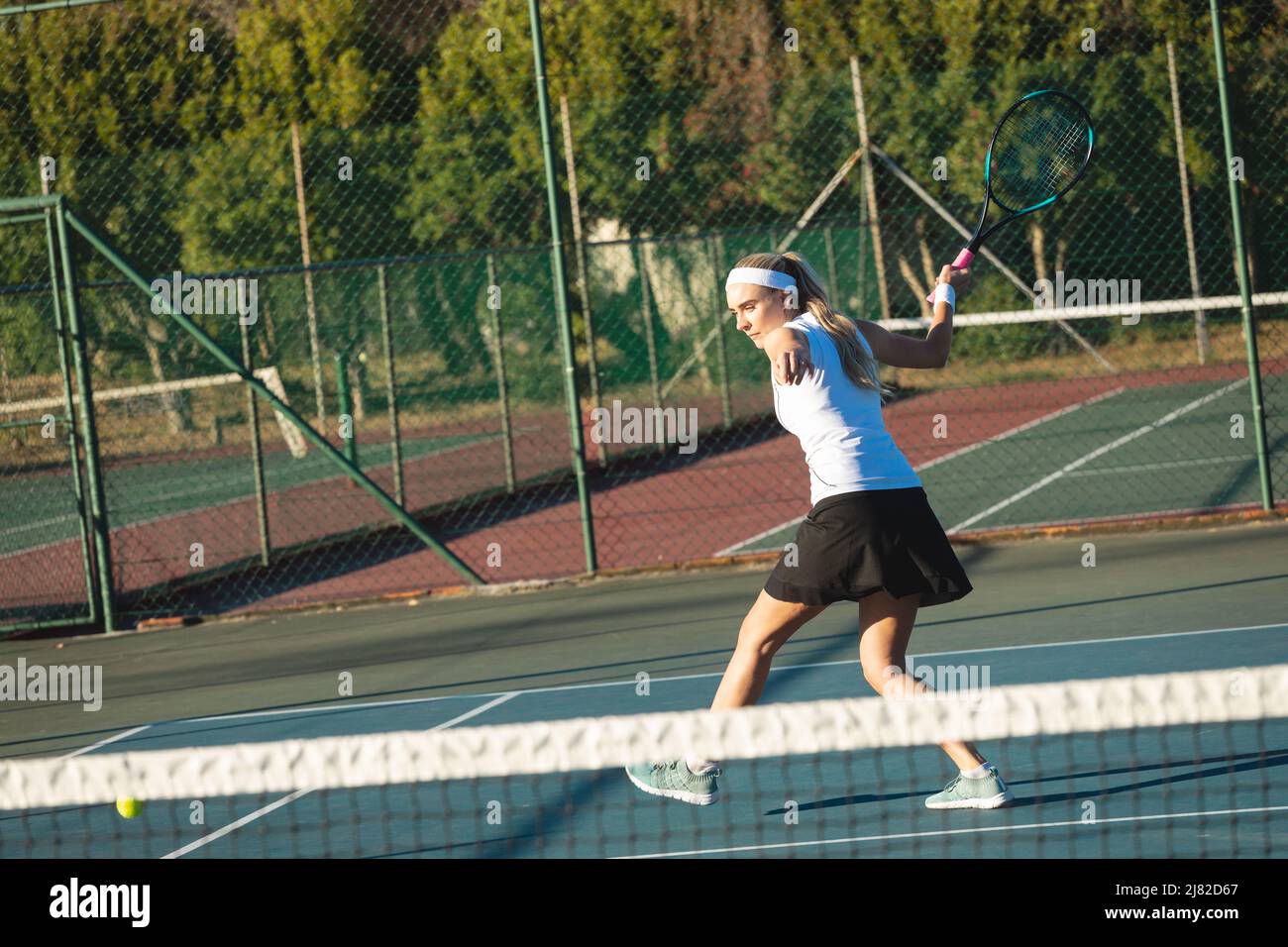 Tennis player hitting ball hi-res stock photography and images - Alamy