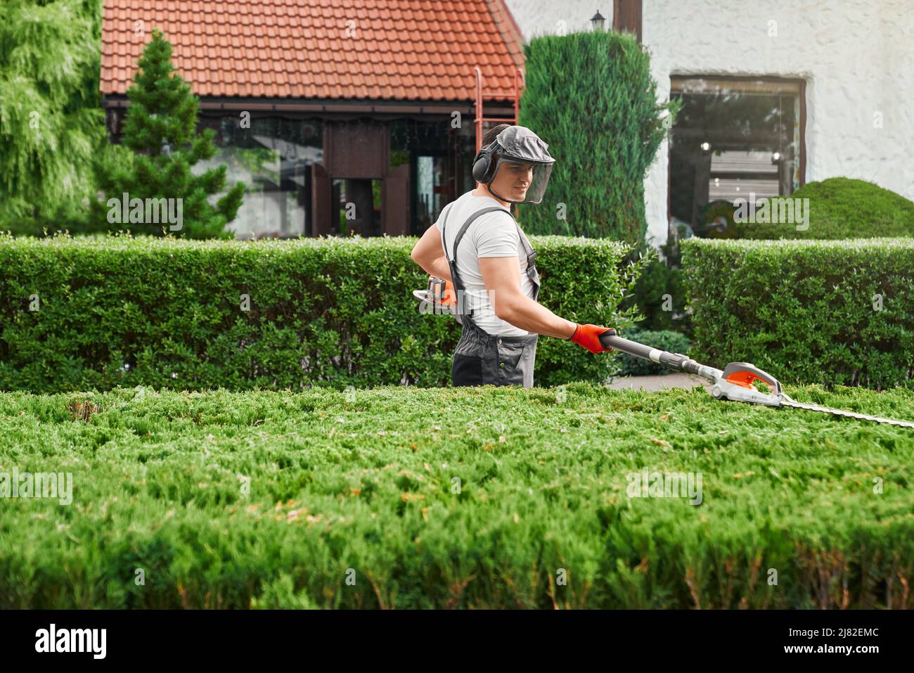 Handyman in safety mask hi-res stock photography and images - Alamy