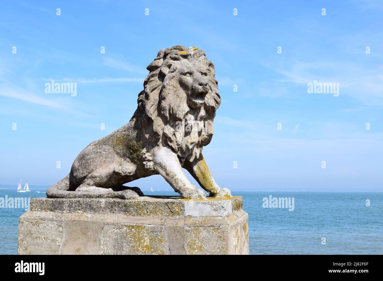 Lion statue in Italy on Lake Stock Photo - Alamy