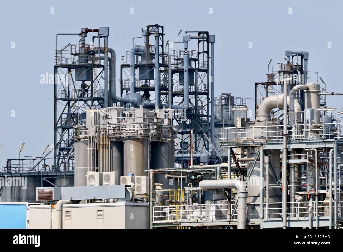 oil refinery plant Stock Photo - Alamy