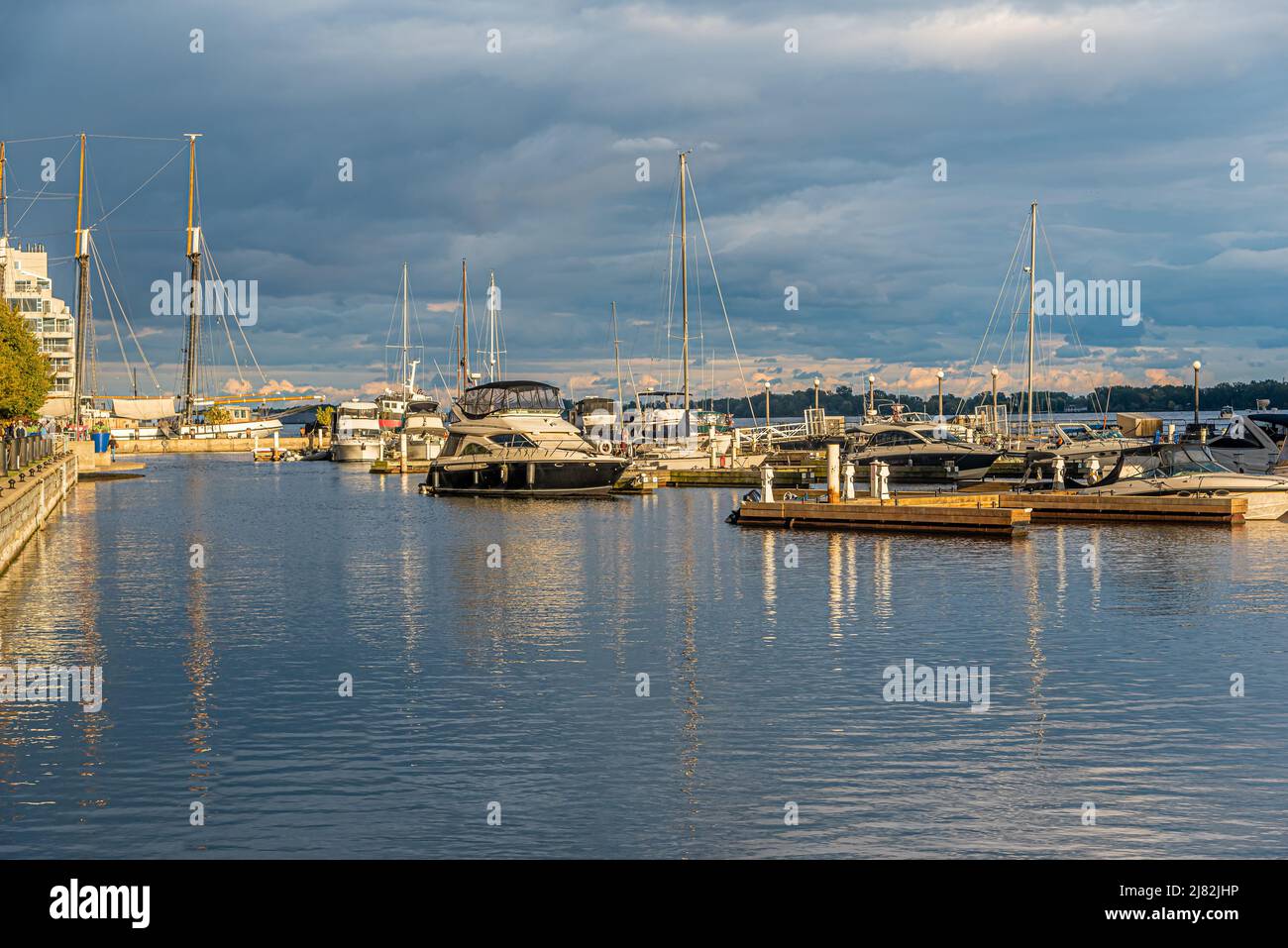 Toronto toronto harbor west hi-res stock photography and images - Alamy
