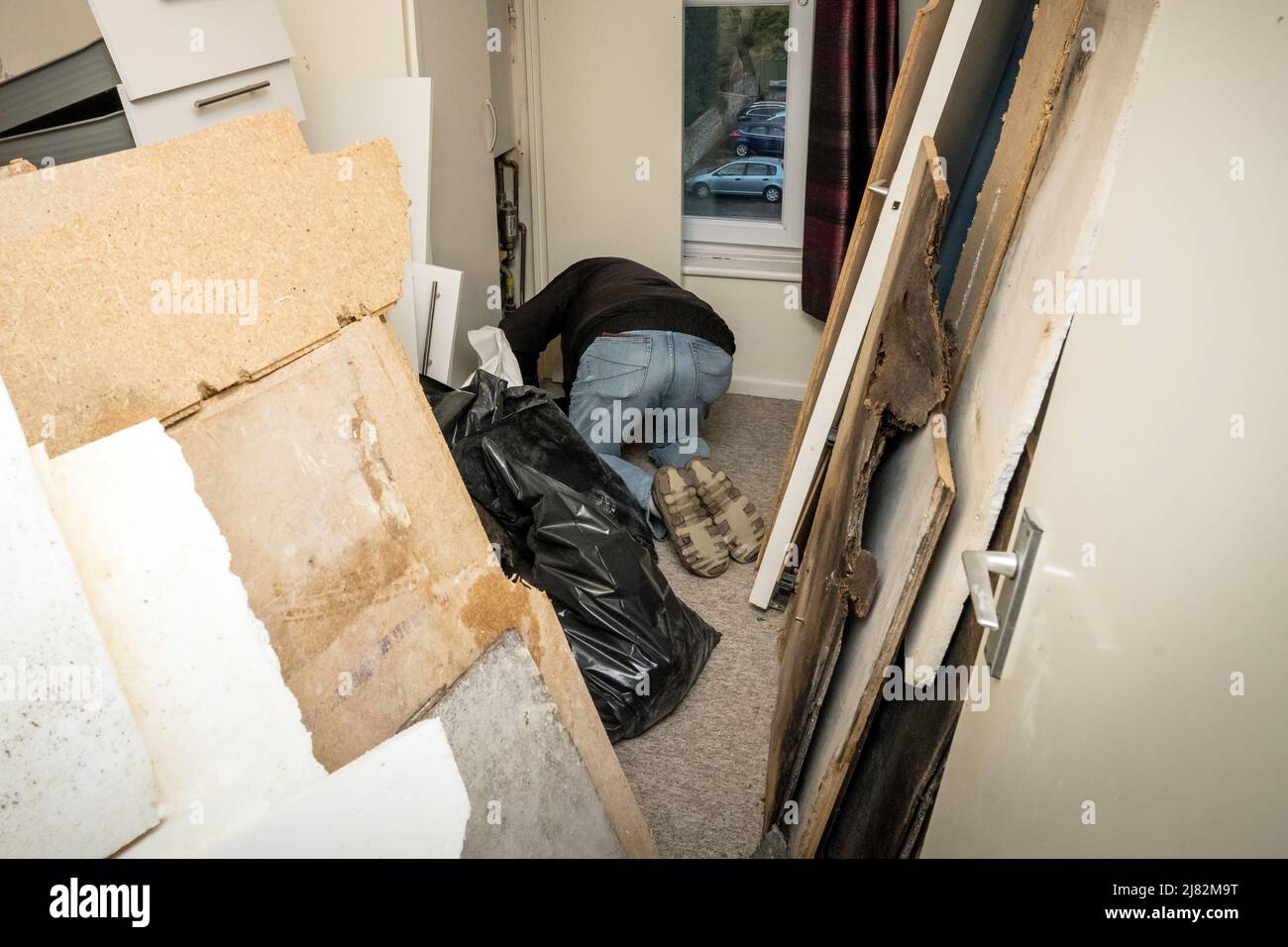 Checking gas meter home hi-res stock photography and images - Alamy