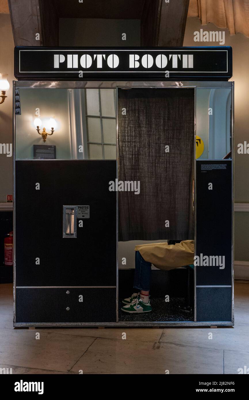 Public passport photo booth hi-res stock photography and images - Alamy