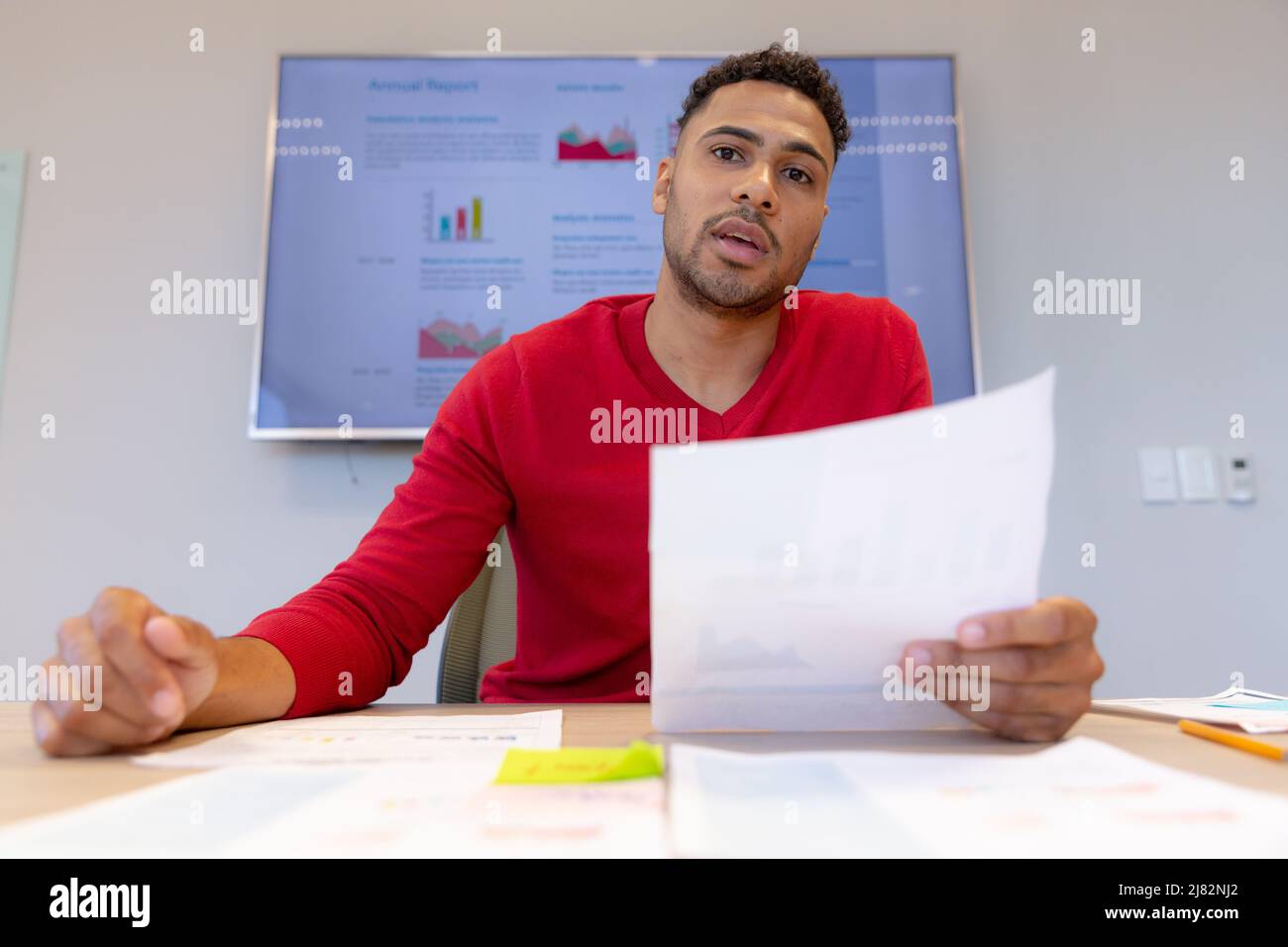 Explaining document hi-res stock photography and images - Alamy