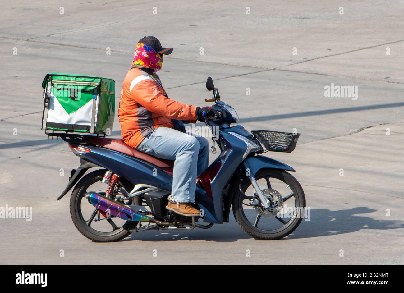 Delivery motorbike hi-res stock photography and images - Alamy