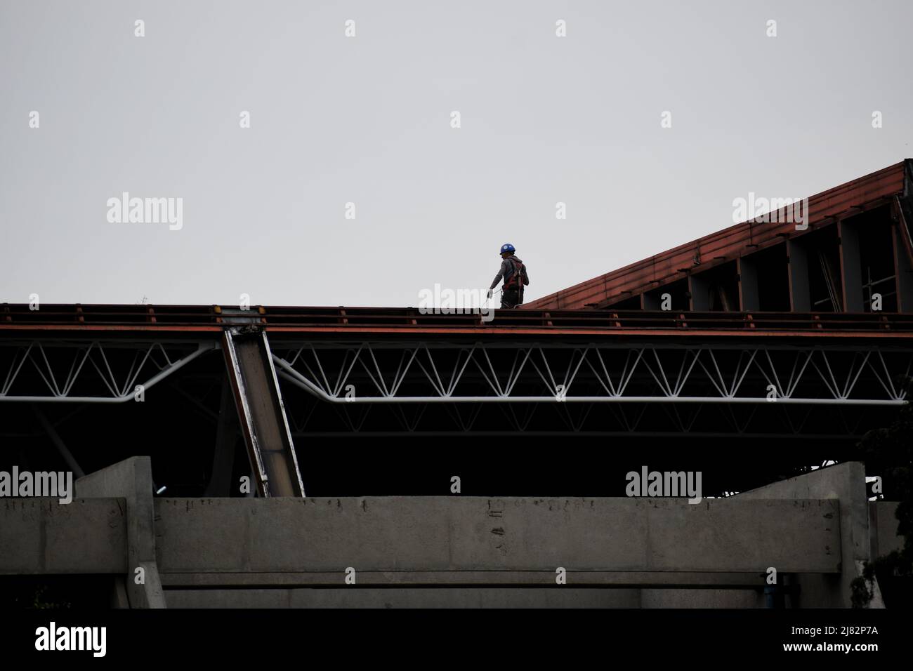 Worker fixing roof construction hi-res stock photography and images - Alamy