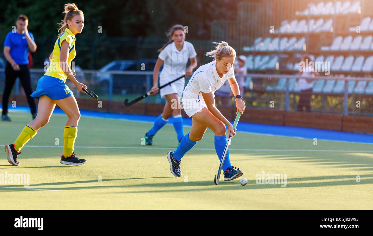 Girl playing field hockey hi-res stock photography and images - Alamy
