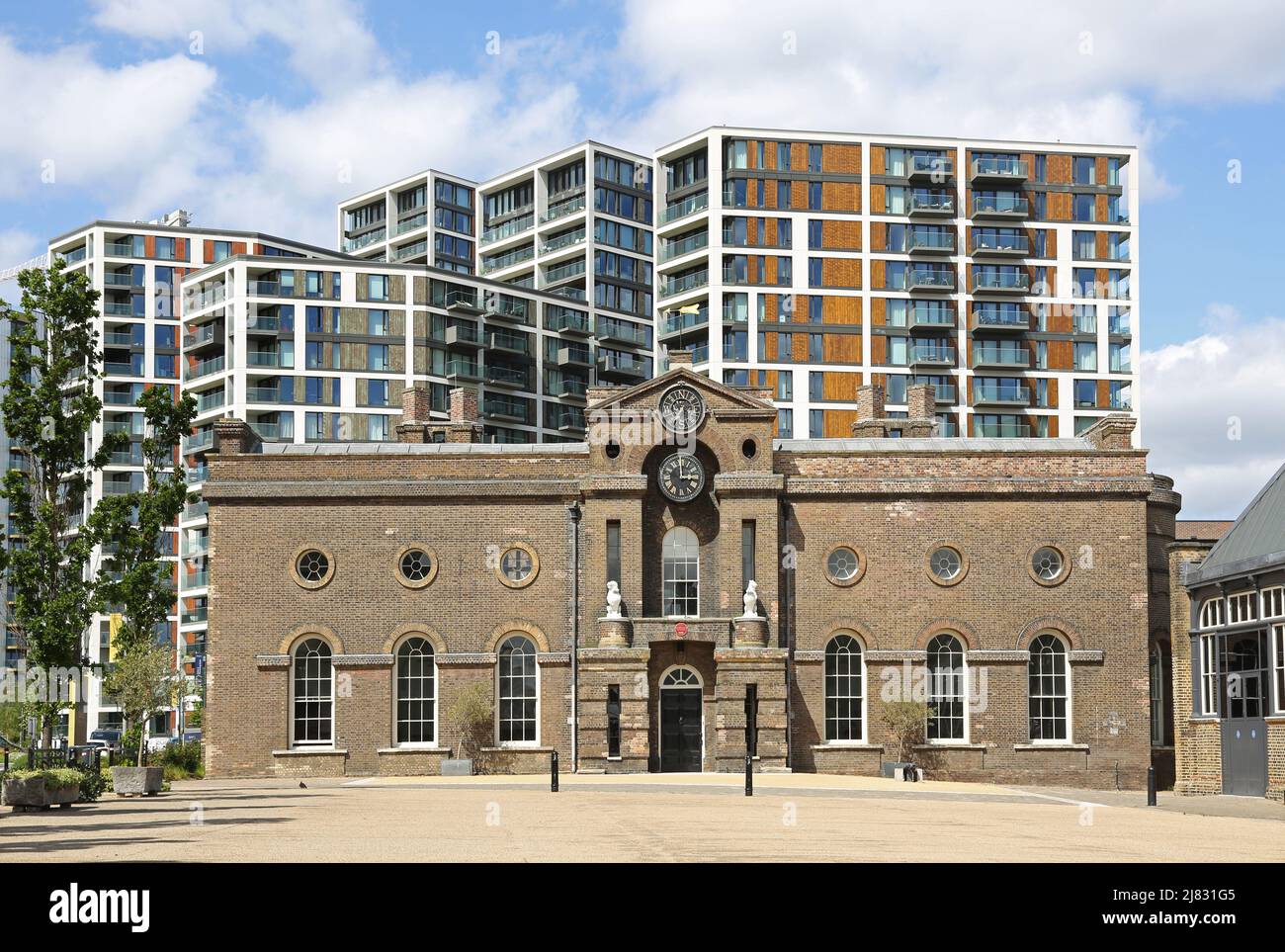 Empty square room hi-res stock photography and images - Alamy