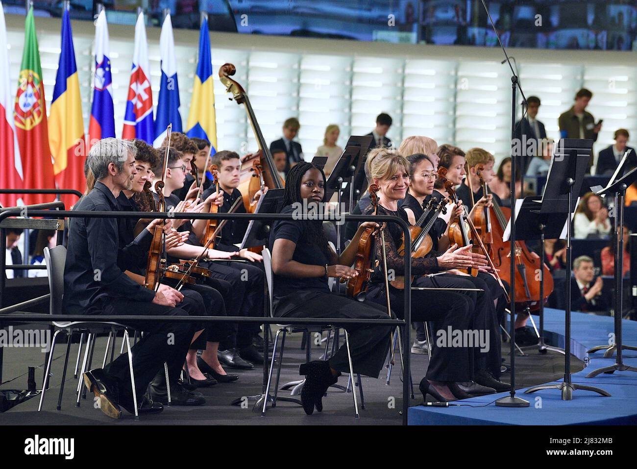 String orchestra movement hi-res stock photography and images - Alamy