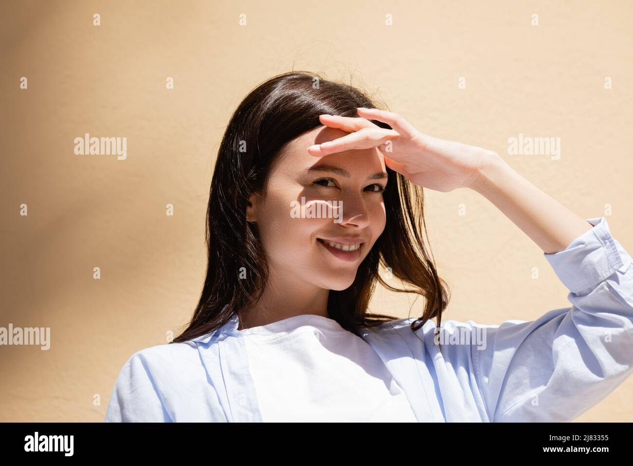 Holding one hand above her eyes hi-res stock photography and images - Alamy