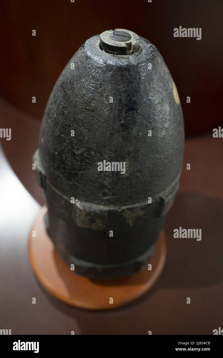 Howitzer cannon bullet bomb detail close up Stock Photo - Alamy