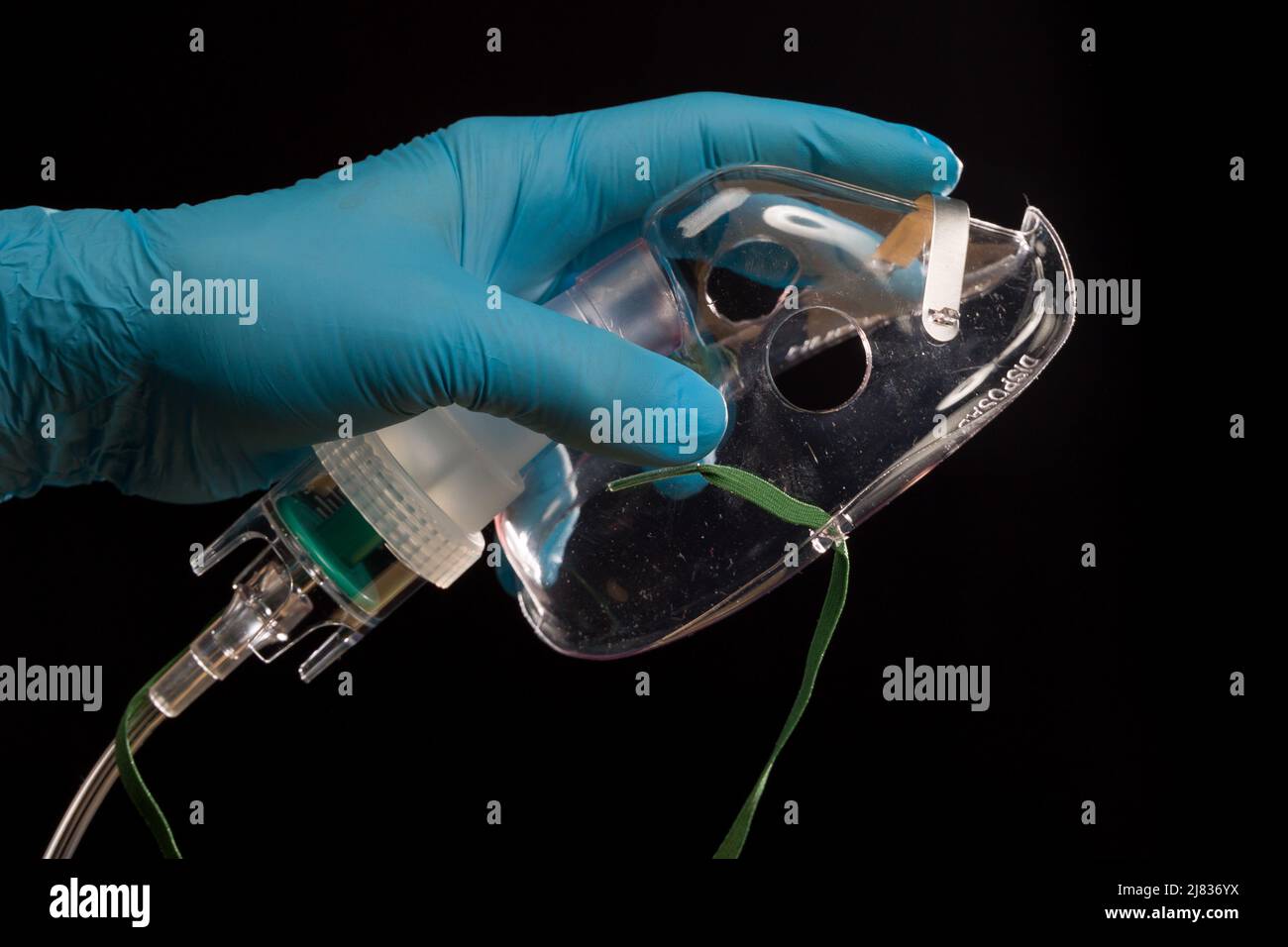 Doctor's hand with disposable oxygen mask for breathing support Stock ...