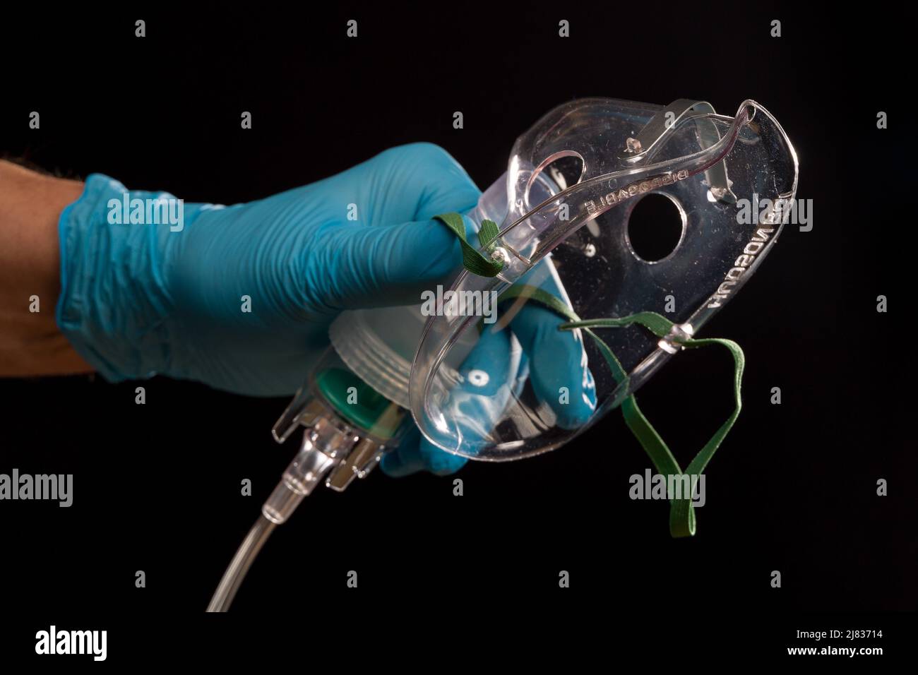 Doctor's hand with disposable oxygen mask for breathing support Stock ...