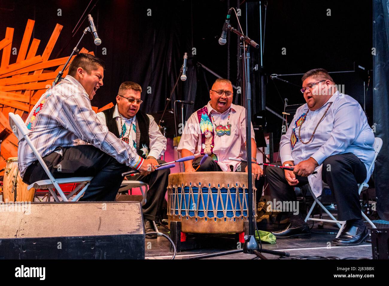 First nations drum circle canada hi-res stock photography and images ...