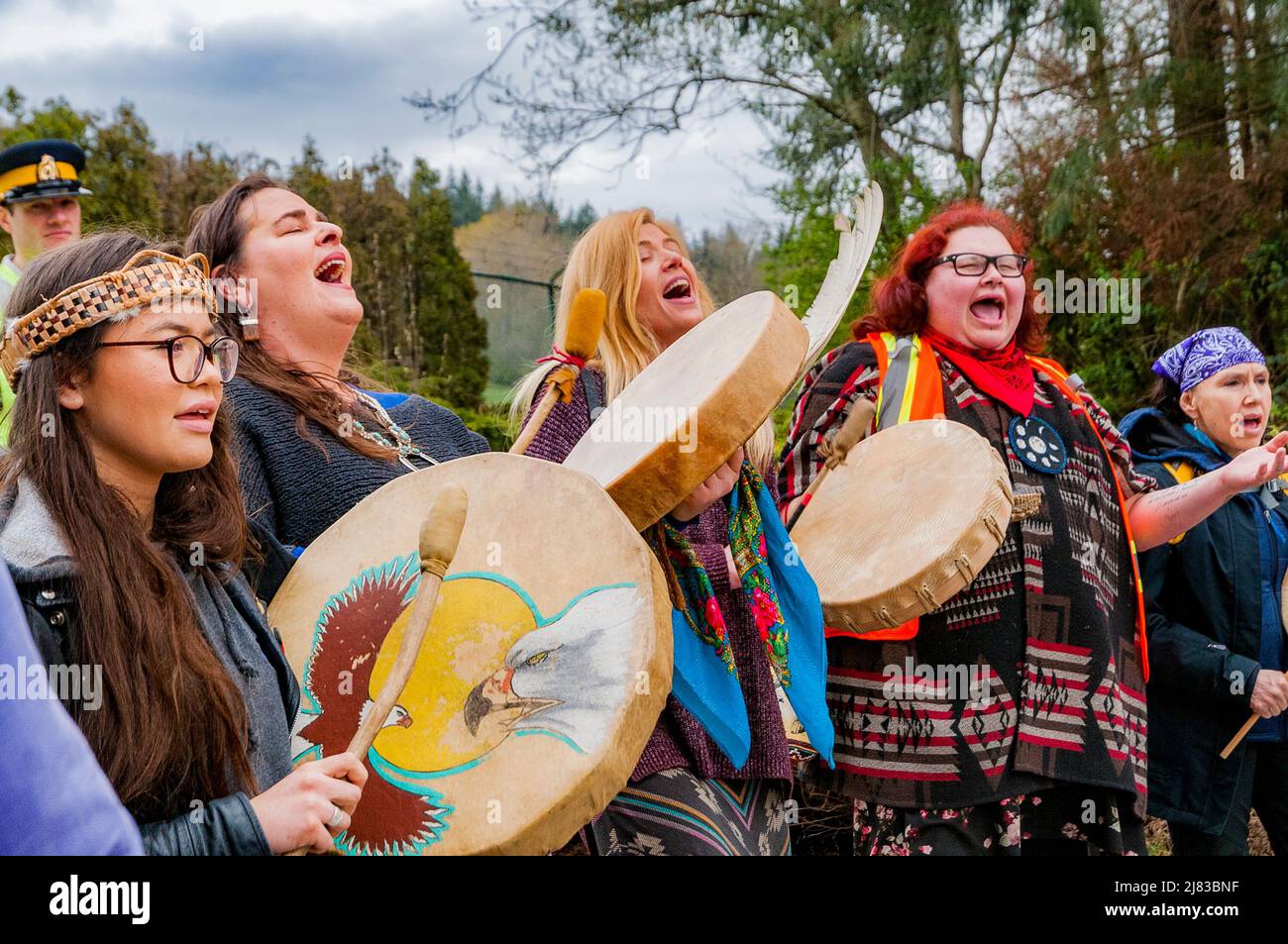 Indigenous women drum and sing at Kinder Morgan Pipeline blockade ...
